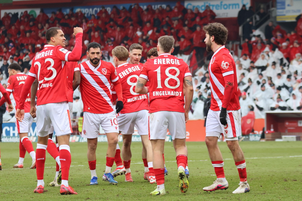 LEAG bleibt, adidas kommt: Energie Cottbus setzt auf starke ...